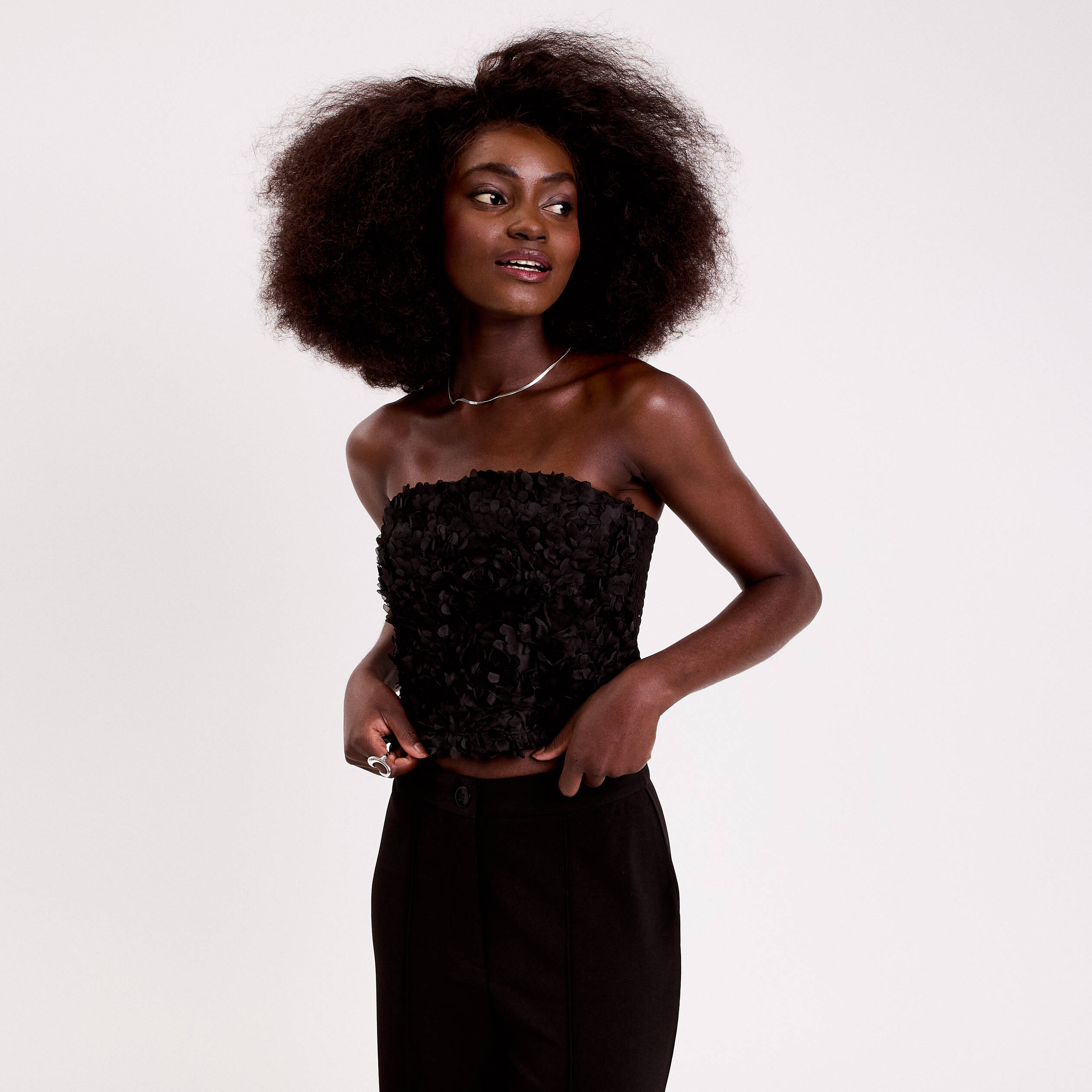 Bustier cropped fleurs en relief noir femme | Vibs