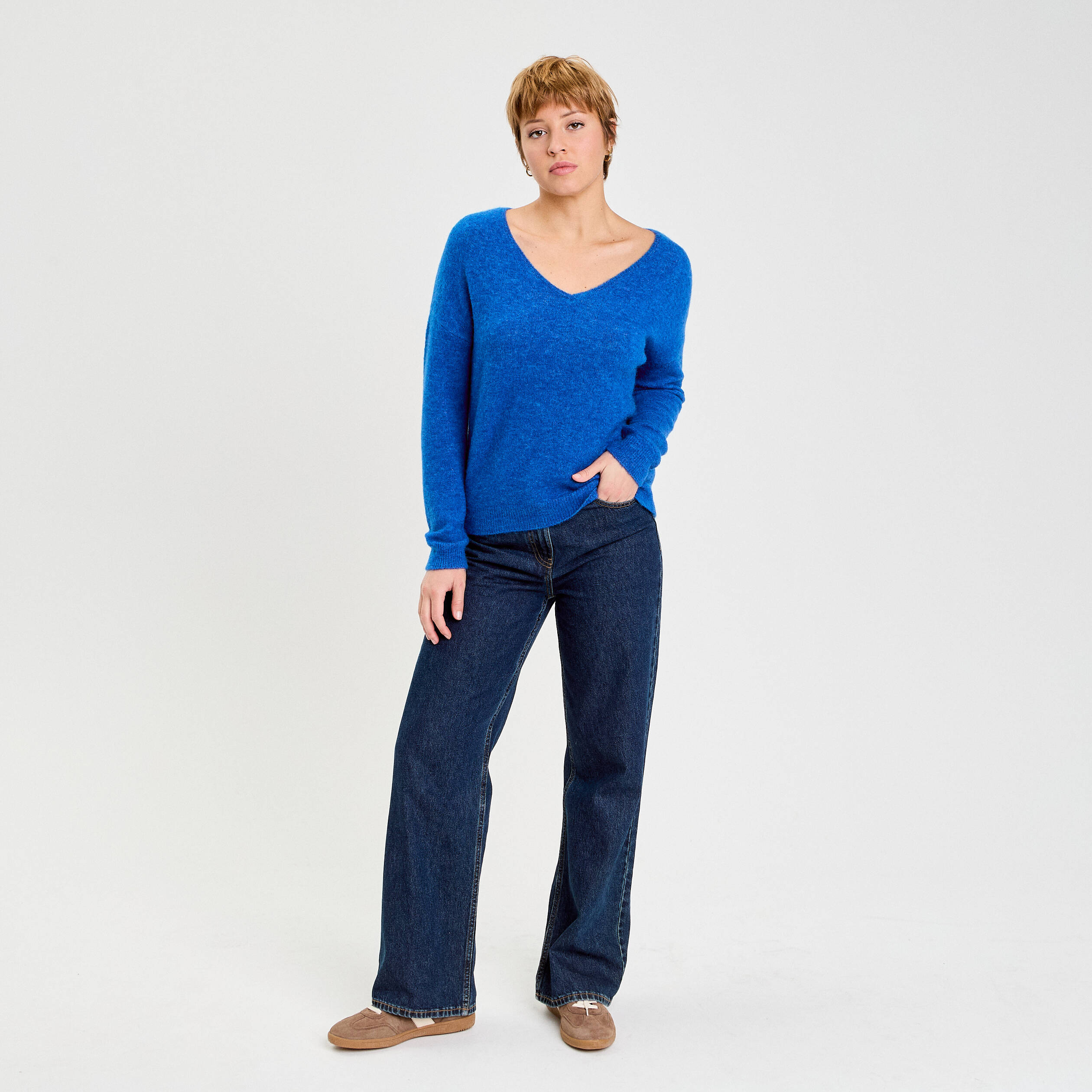 Pull avec col en V bleu electrique femme | Vibs