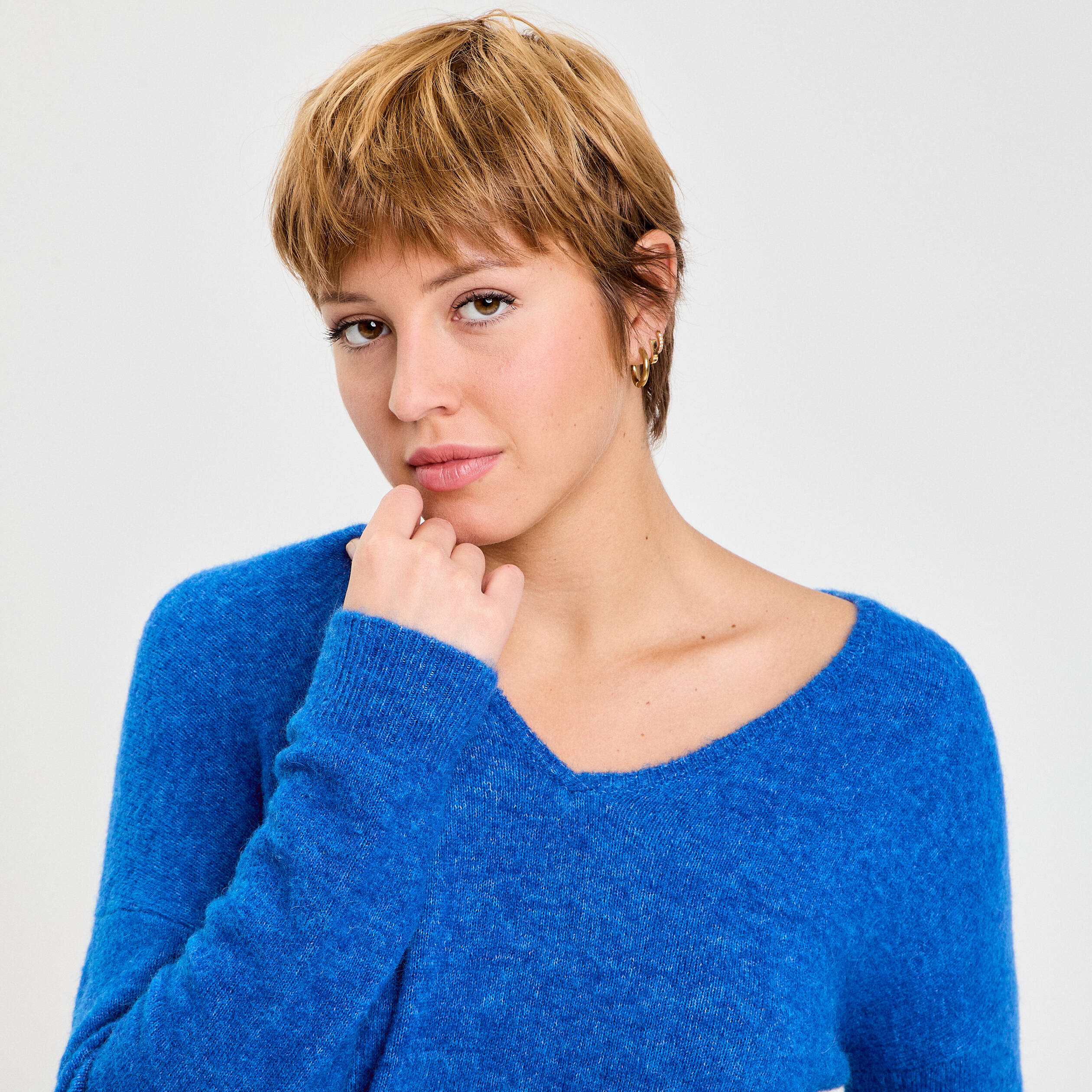 Pull avec col en V bleu electrique femme | Vibs